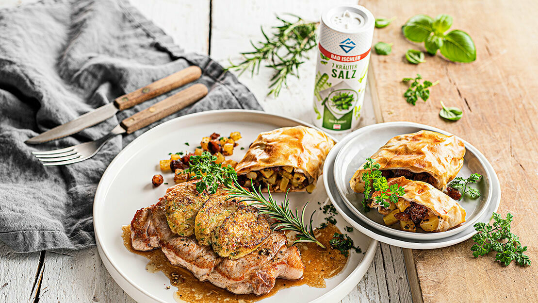 Saftiges Schweinskarree in Kräuterkruste, mit Erdäpfel-Grammelstrudel